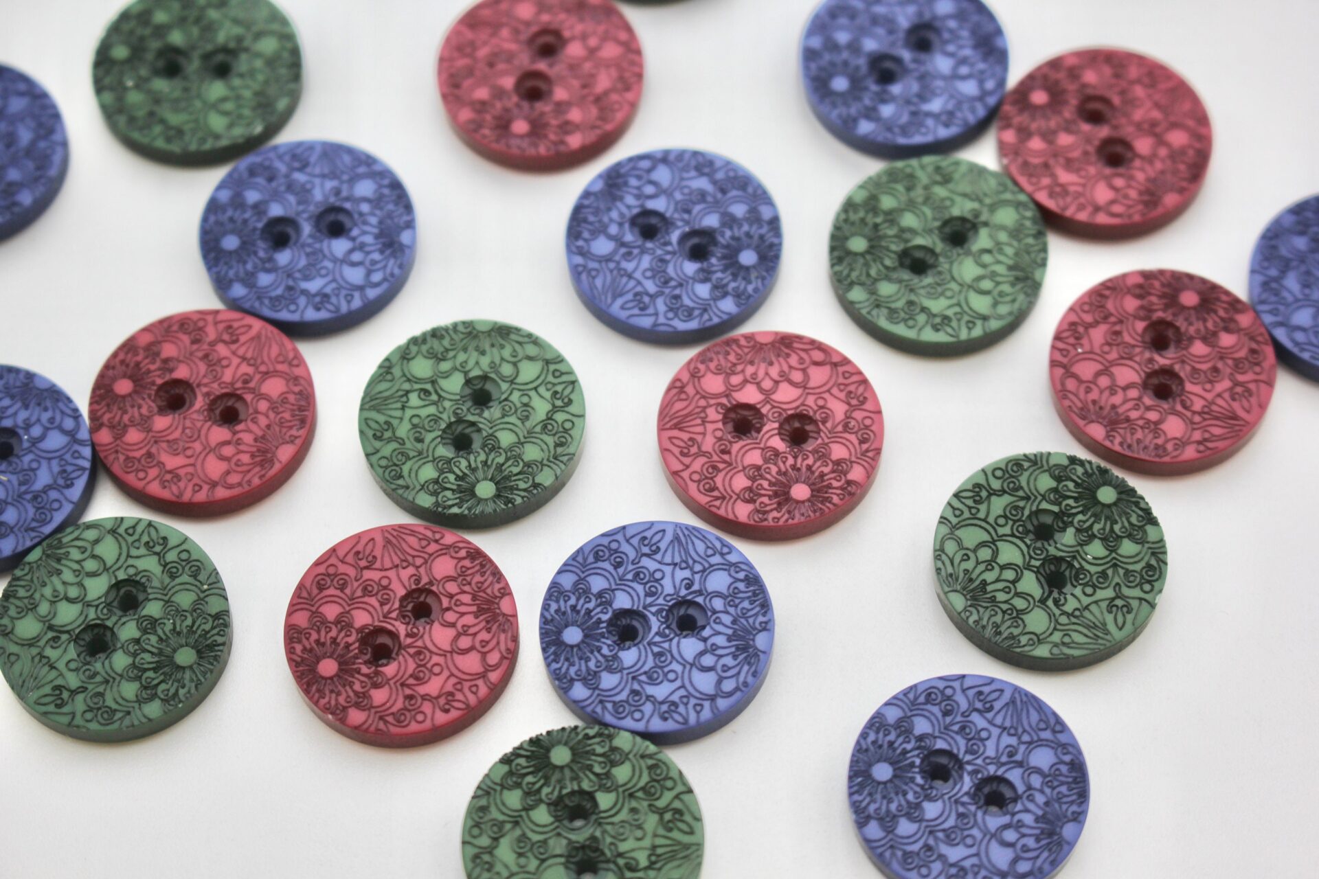 Chunky Plastic Laser Etched Buttons with Retro Floral Design - 23mm ...