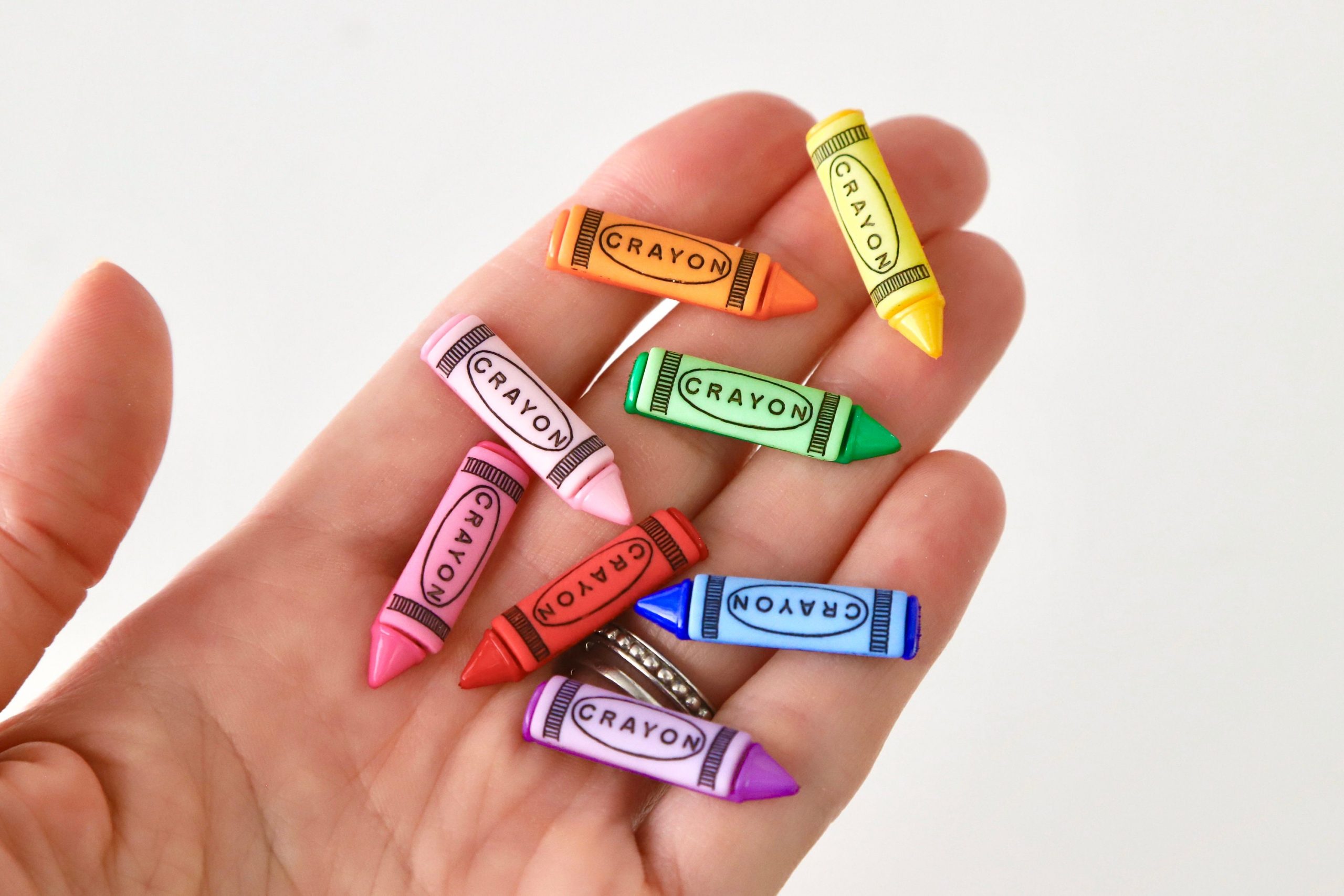 Colourful Crayons - Set of 7 Novelty Buttons - 'Dress It Up' Buttons ...